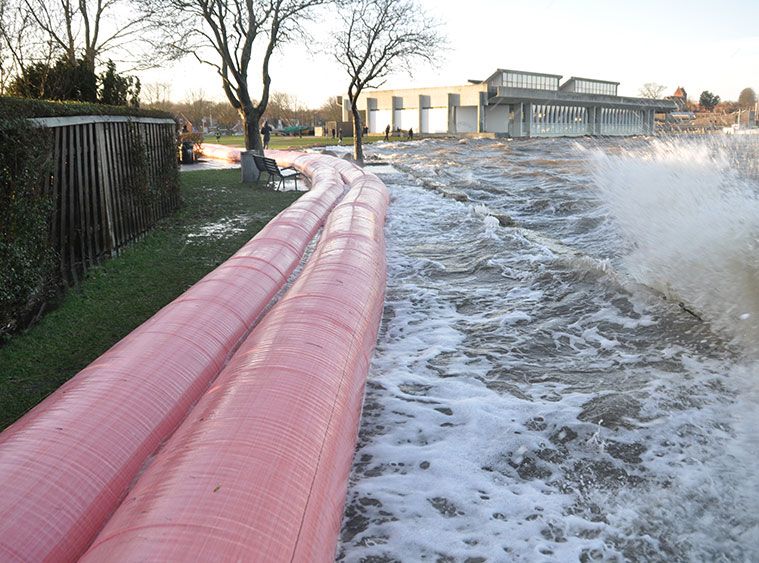 Aqwatt | Solutions | Temporary dams and flood dykes